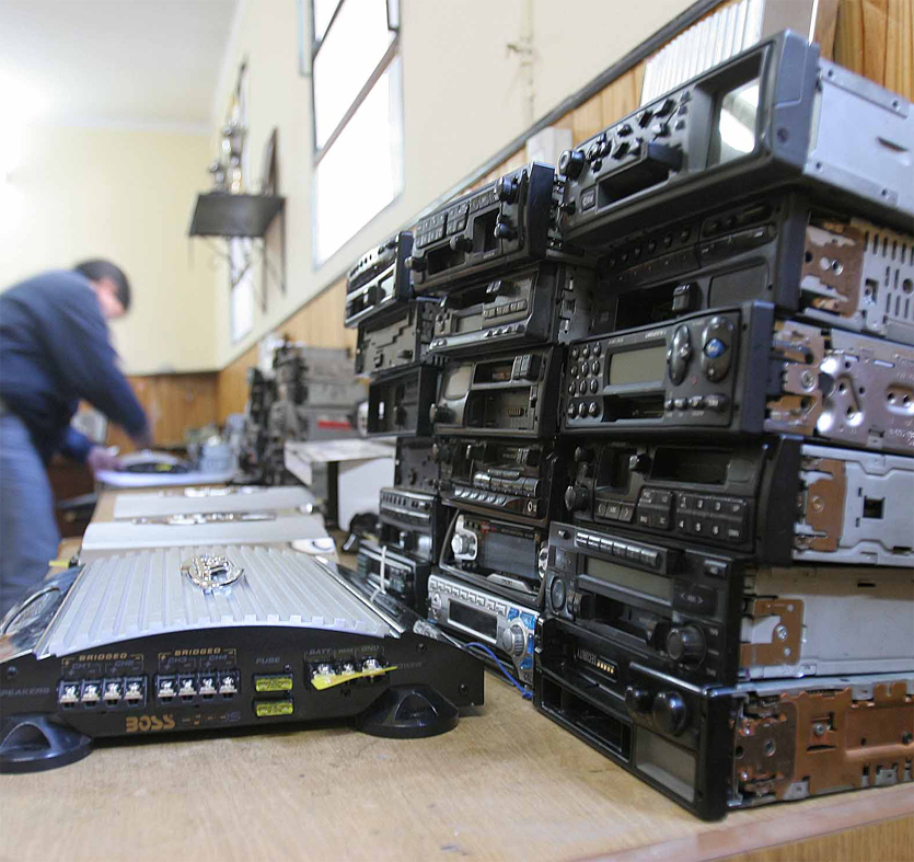 Hallan más de 100 equipos de audio robados