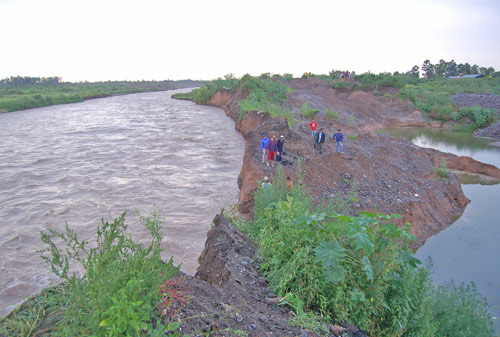 El temor de que crezca el río Salí no los deja dormir