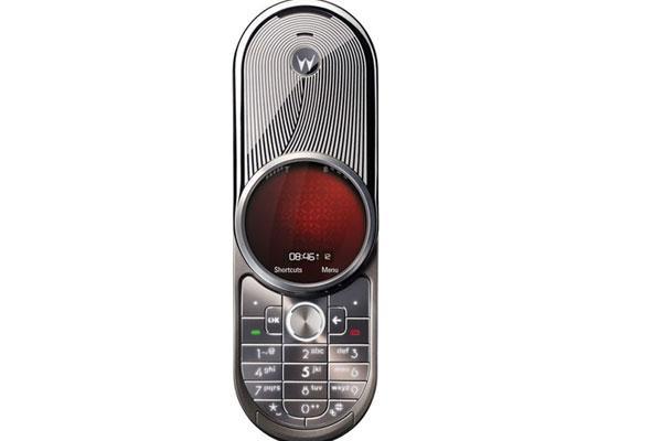 Motorola lanzó un teléfono con pantalla circular