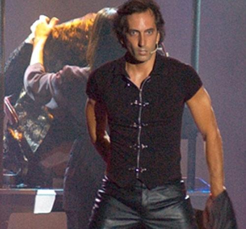 El mago Emmanuel atrapa con sus trucos a grandes y chicos