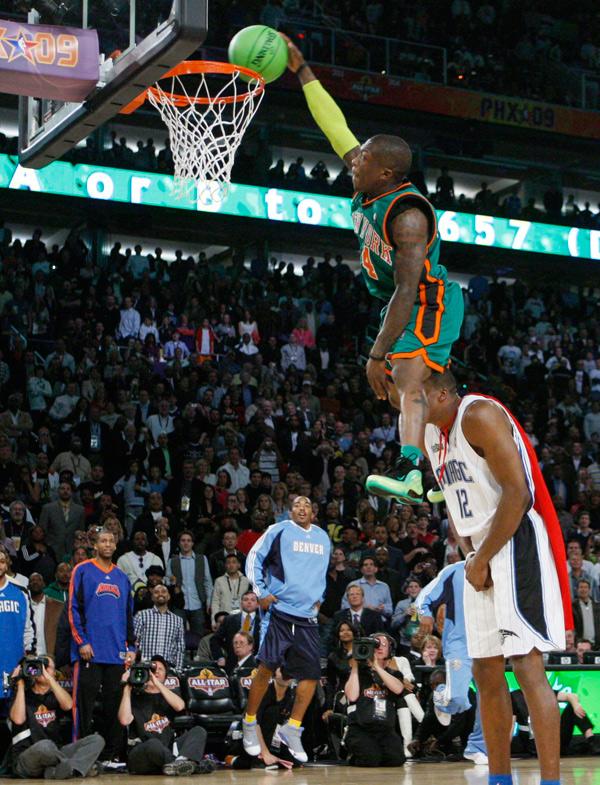 El "enano volador" fue el rey de las volcadas de la NBA