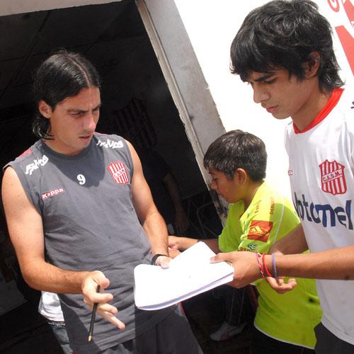 Daniel Vega, rompe las redes rivales y devora libros