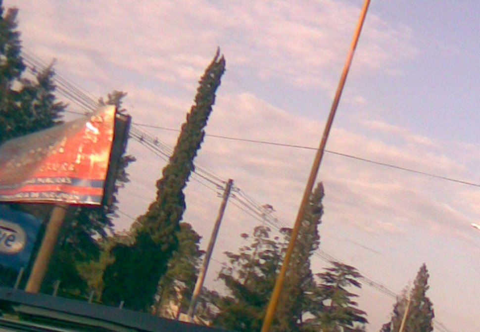 Un cartel roto y doblado recibe a quienes entran a la ciudad por la ...