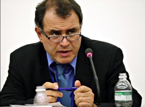 Roubini vaticina un freno del crecimiento, con una alta inflación