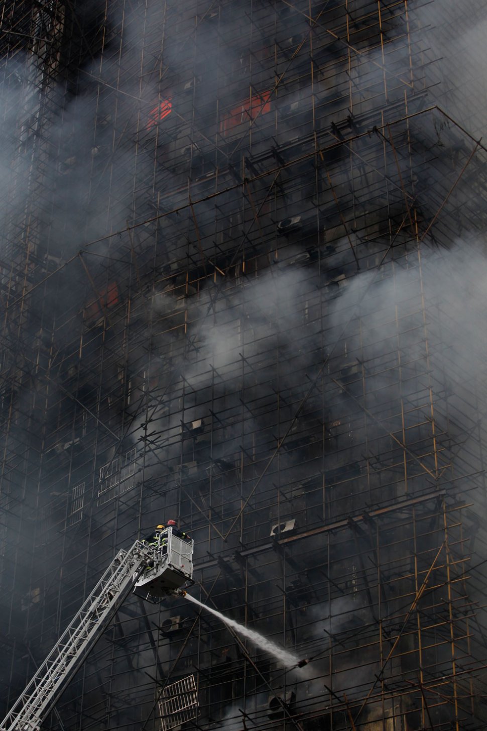 Las fotos del incendio de un edificio que terminó en tragedia - LA ...