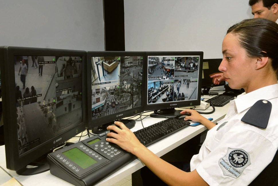 Eligieron mujeres para vigilar las cámaras