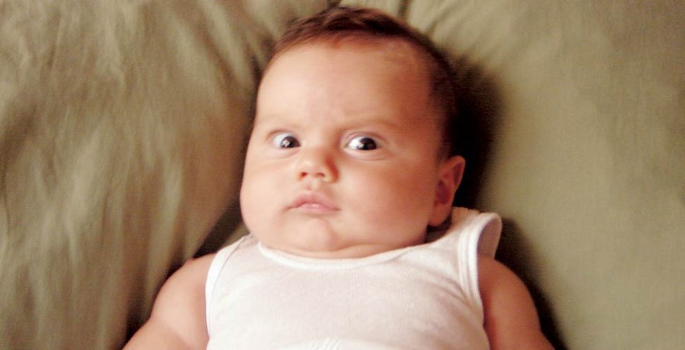 Los bebés se enojan cuando les "toman el pelo"