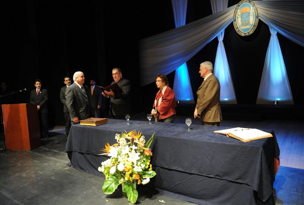 Formalidad en el teatro, protesta y gritos la calle
