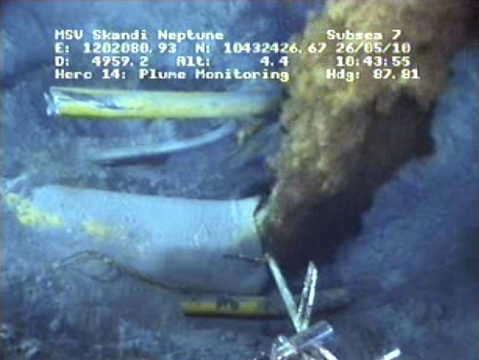 Intentan taponar el pozo con barro lanzado a presión