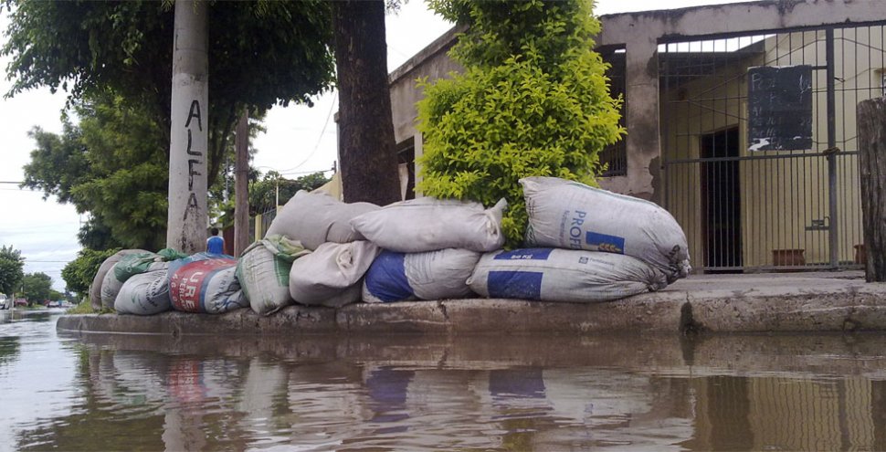Armaron barricadas con arena para proteger sus casas