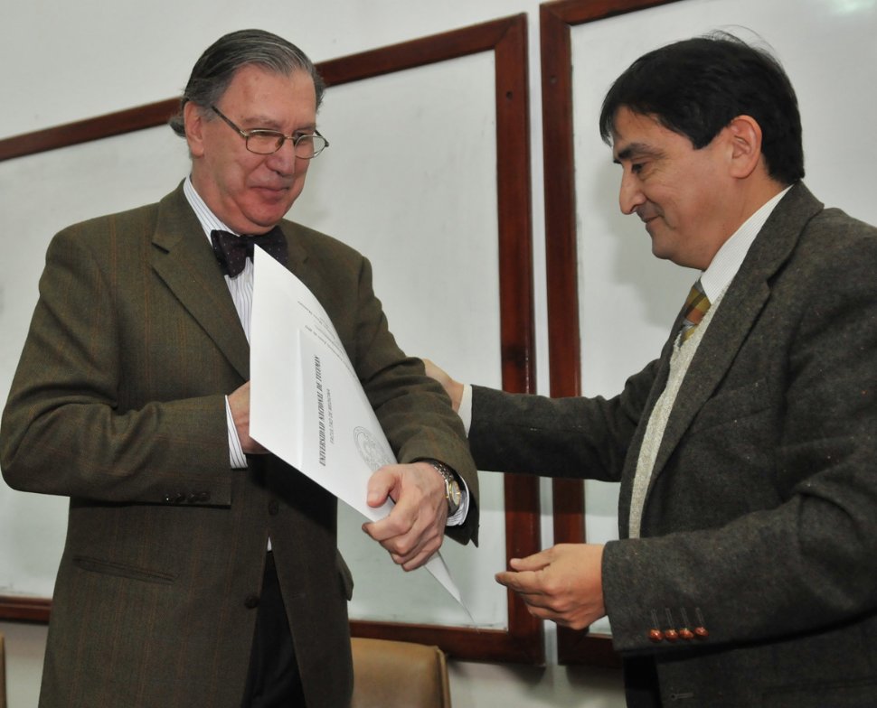 Medicina distinguió al doctor Negrete