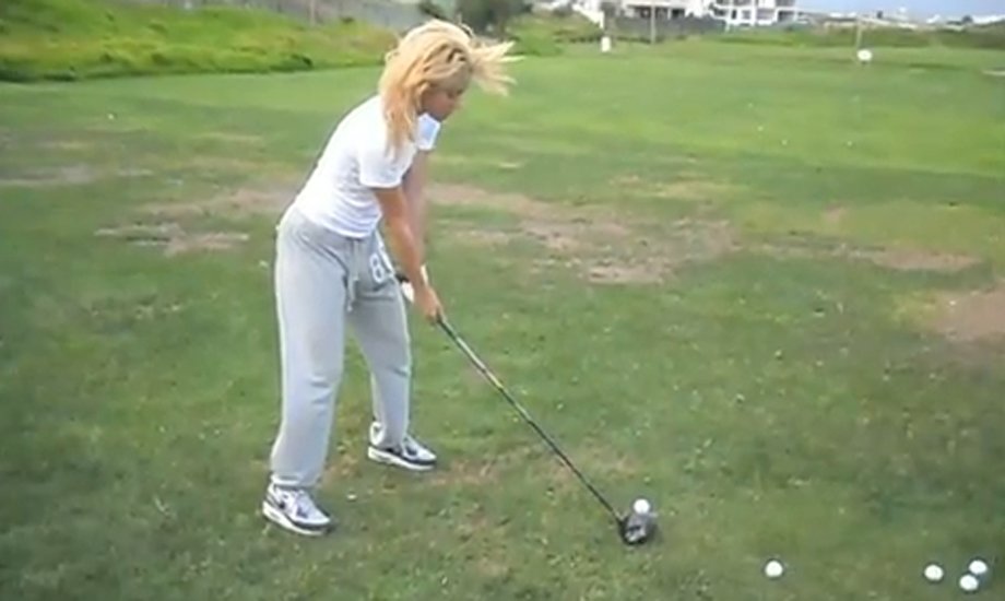 Shakira juega al golf y mueve las caderas en YouTube