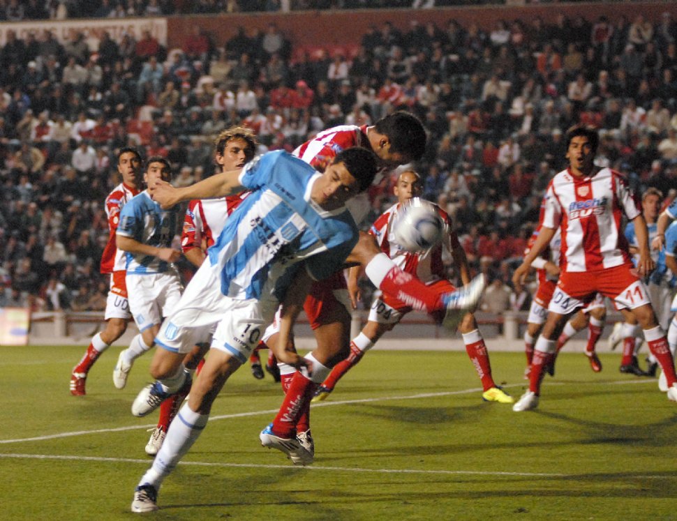 "Gio" Moreno puso la magia, pero Racing sólo pudo empatar