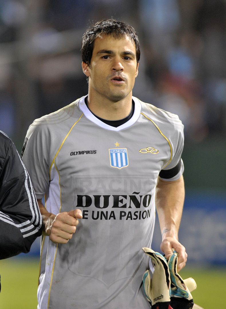 Saja ya se prueba el traje de ídolo en la "academia"