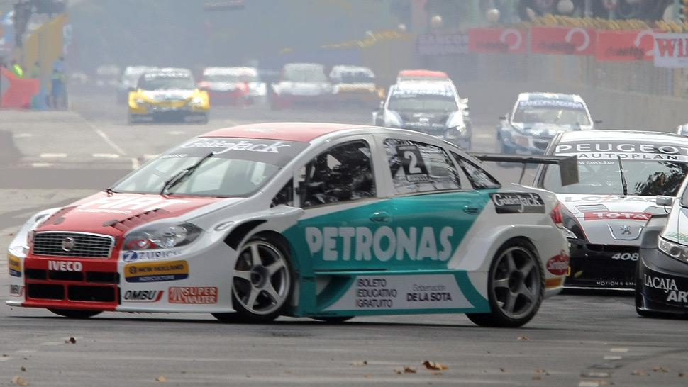 Las promotoras del TC 2000 cautivaron en el callejero - LA GACETA Tucumán