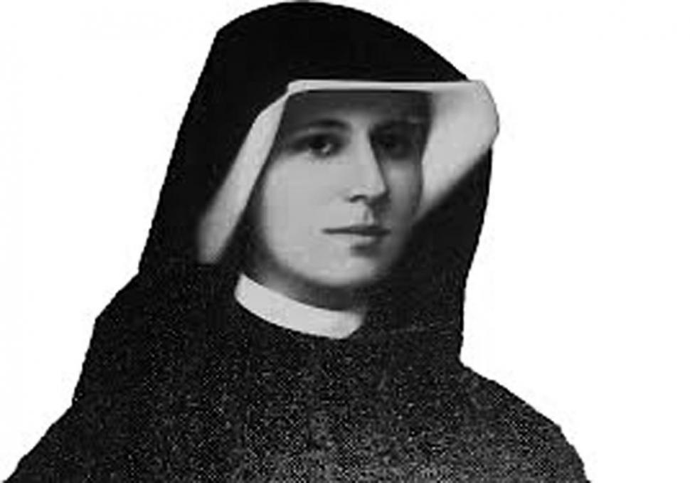 De rodillas y al pie de la cruz de Jesús