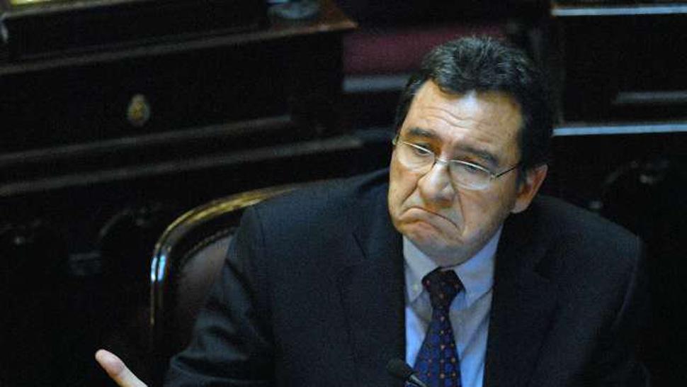 El senador Castillo dijo que usa el dinero de los pasajes para ayudar a ...