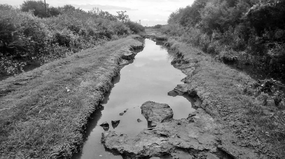 El camión y su carga ocupaban dos carriles más la banquina de la Ruta ...