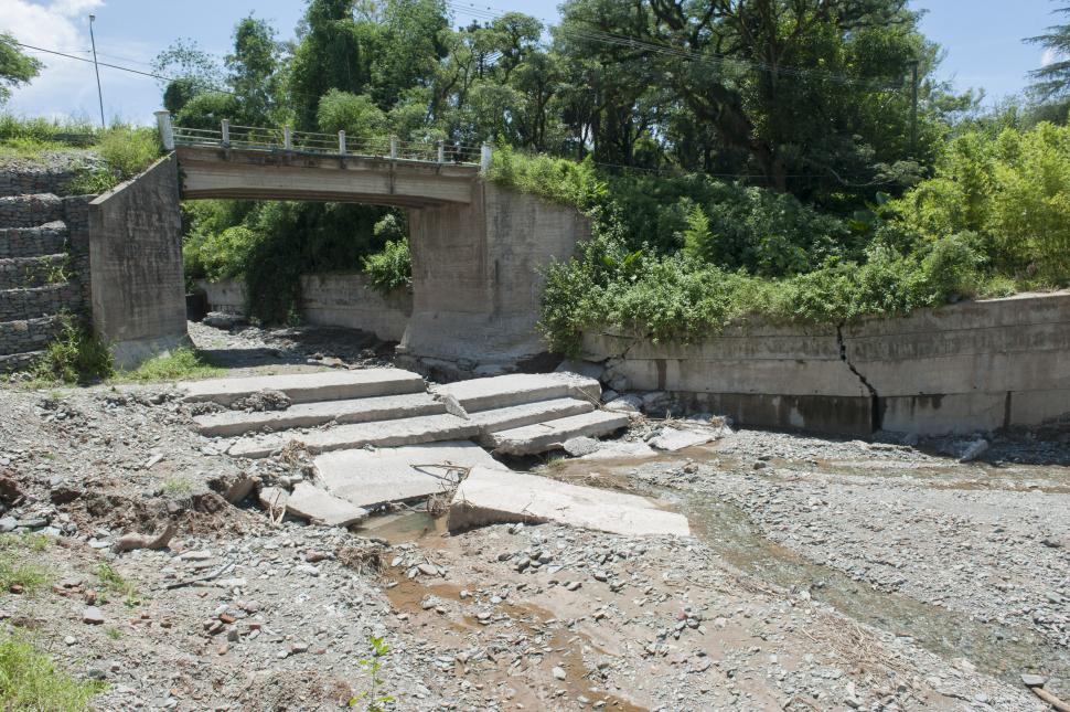 El puente del río Muerto, en Yerba Buena, genera dudas