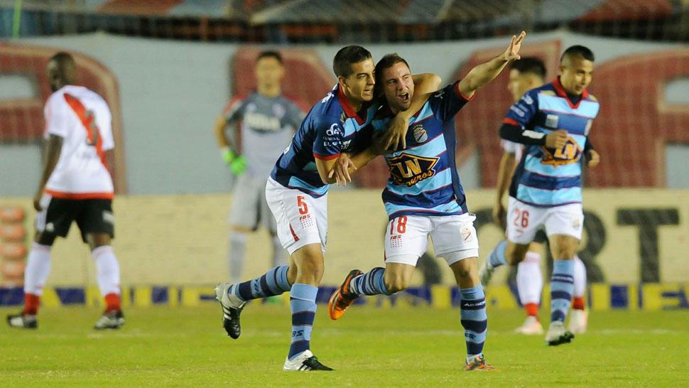 Sobre el final, Arsenal acertó y venció a River en Sarandí