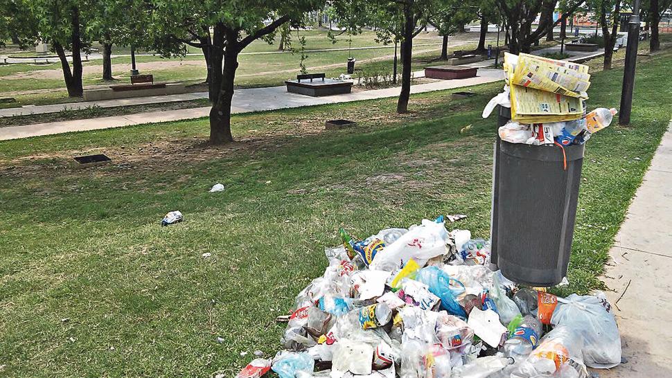 La basura se acumula en el parque Guillermina