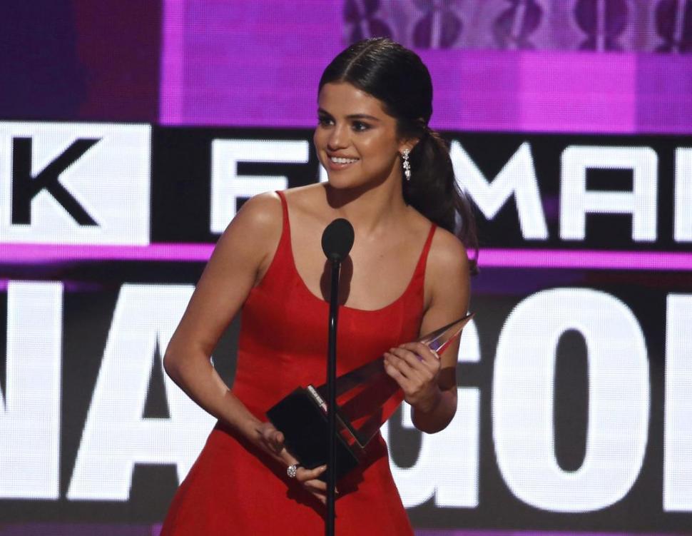 Selena Gómez emociona en los premios AMA