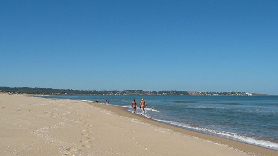 Chihuahua, la paradisíaca playa nudista de Punta del Este - LA GACETA ...