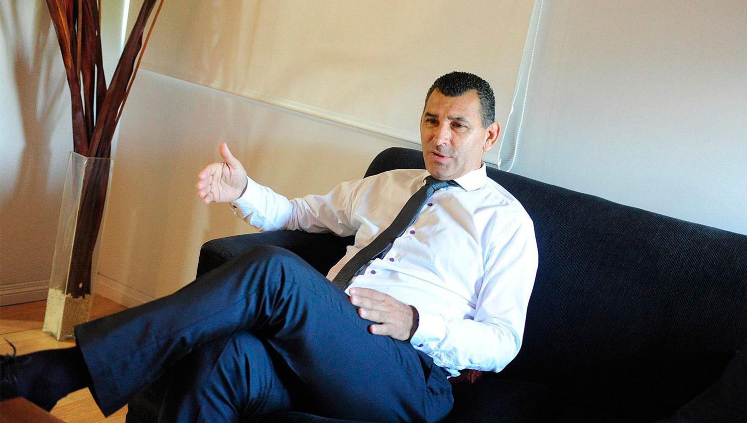 Leito confirmó su candidatura y pidió licencia en el club