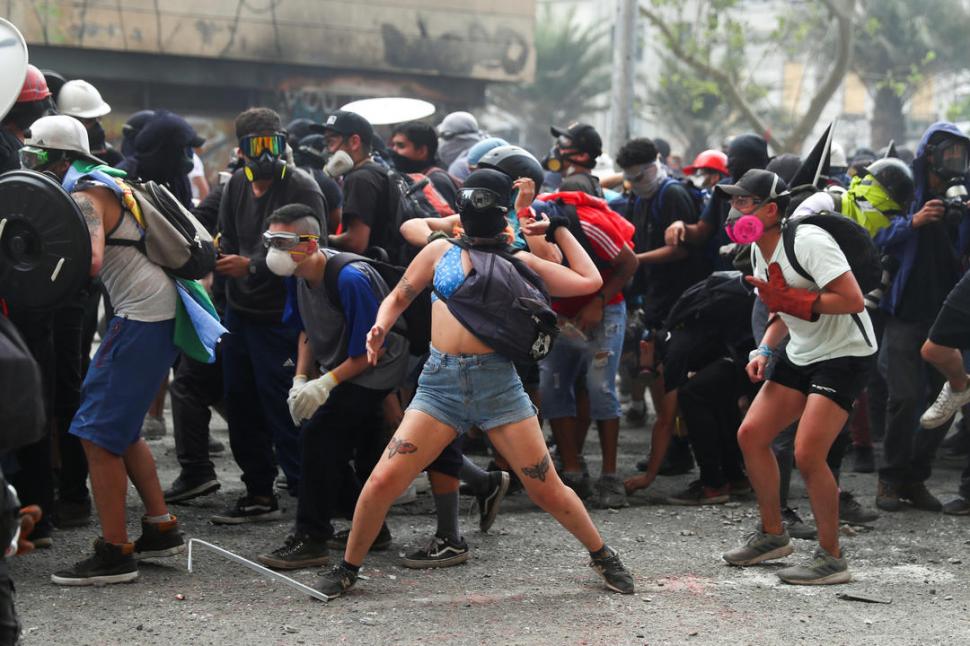 A un mes del estallido, no cesan las protestas en Chile