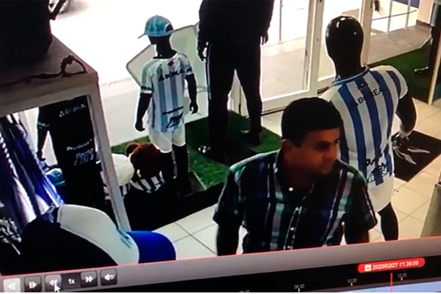 Video Entró Al Local Se Hizo El Distraído Y Robó Una Camiseta De Atlético