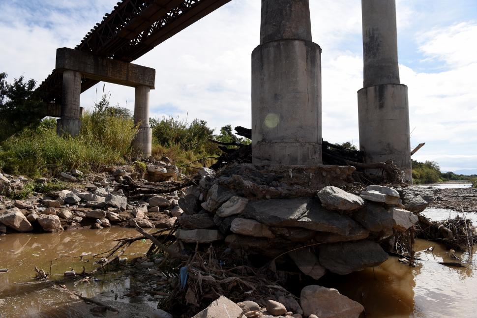 Todavía no hay movimiento en el puente sobre el río Salí - LA GACETA ...