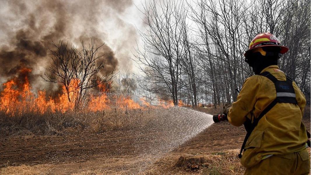 Incendios, otra vez: los bomberos trabajan para sofocar más de 100 focos que el viento Zonda dejó