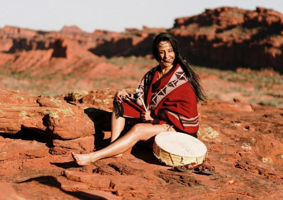 El poder de la chaya se escucha fuerte en su voz