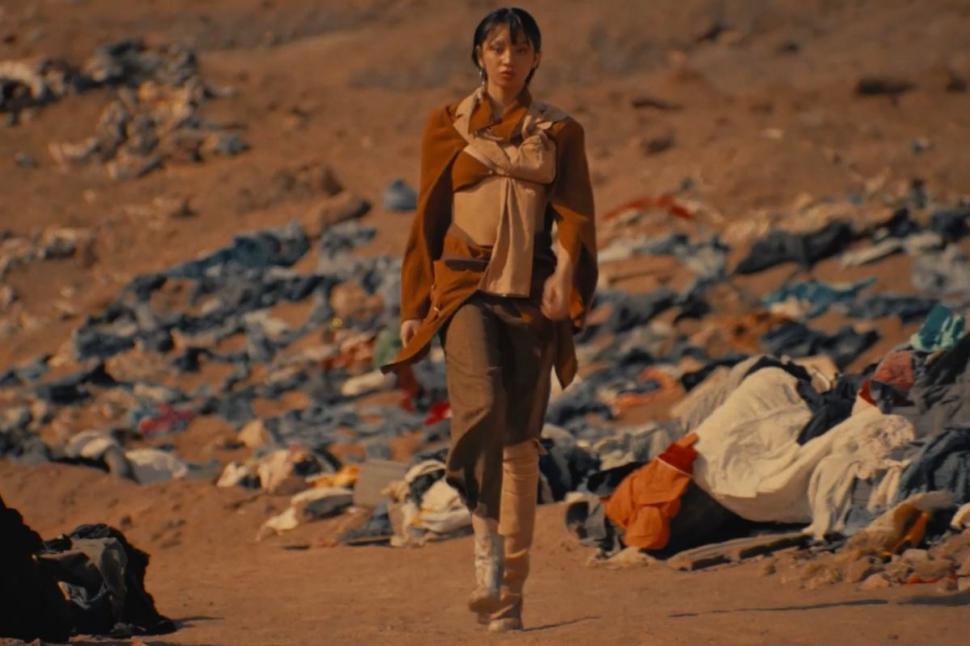 Atacama Fashion Week 2024: un desfile de moda en un enorme basural de ropa