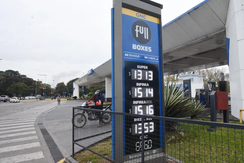 Tras el último aumento de los combustibles, cuánto cuesta llenar el tanque en Tucuman y qué pasa ...